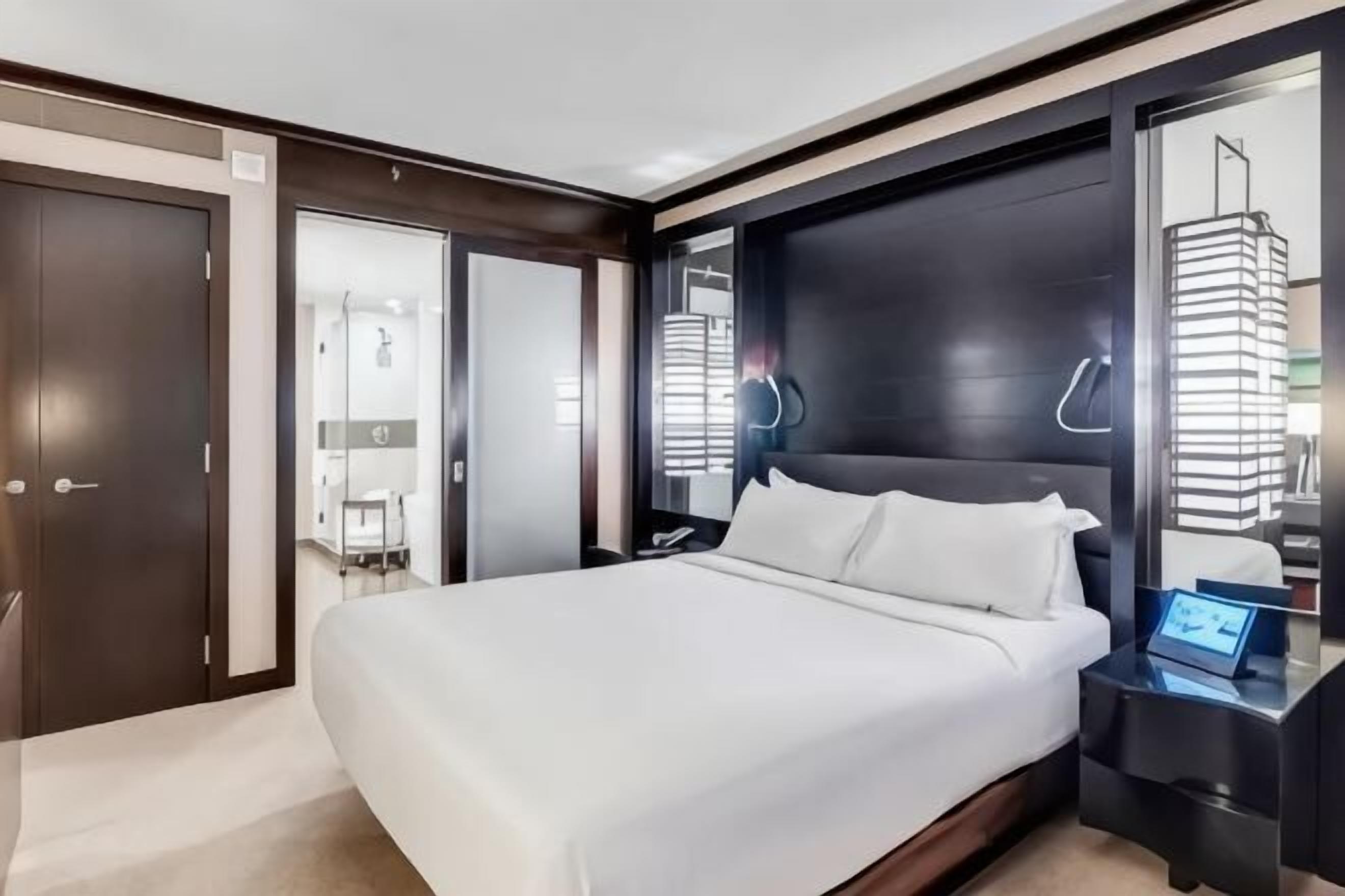 Roupas de cama premium, cofres nos quartos, escrivaninha