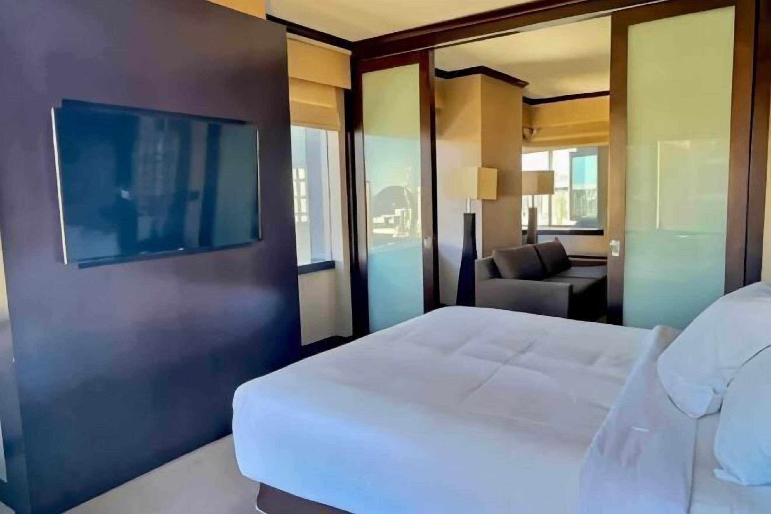 Roupas de cama premium, cofres nos quartos, escrivaninha