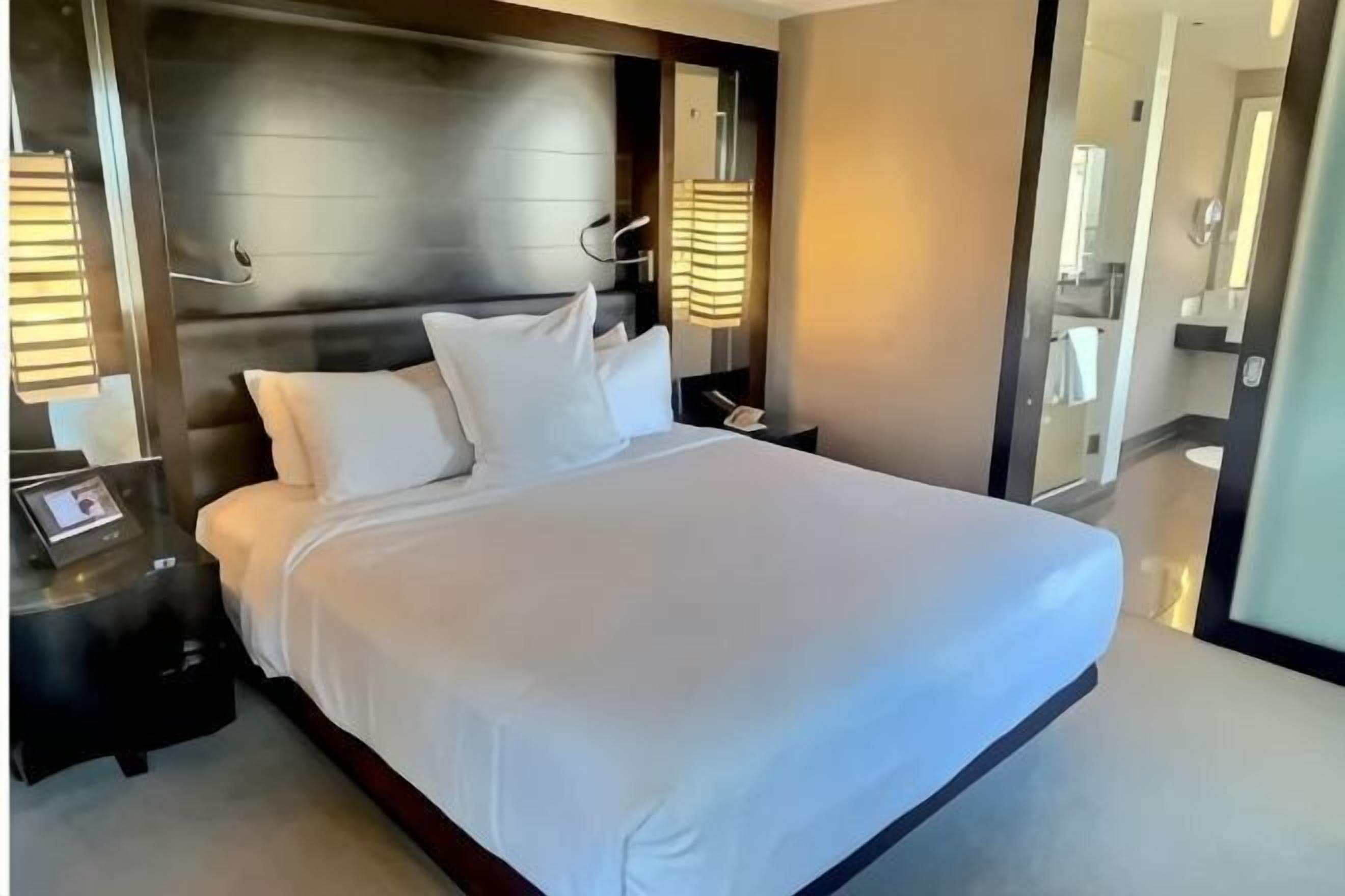 Roupas de cama premium, cofres nos quartos, escrivaninha