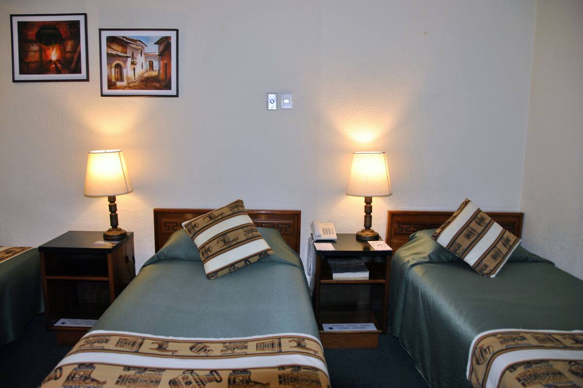 Quarto triplo | Cofres nos quartos, escrivaninha, quartos à prova de som, berços grátis