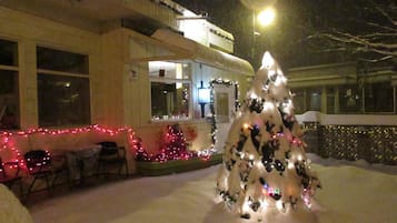 Fachada do alojamento (tarde/noite)