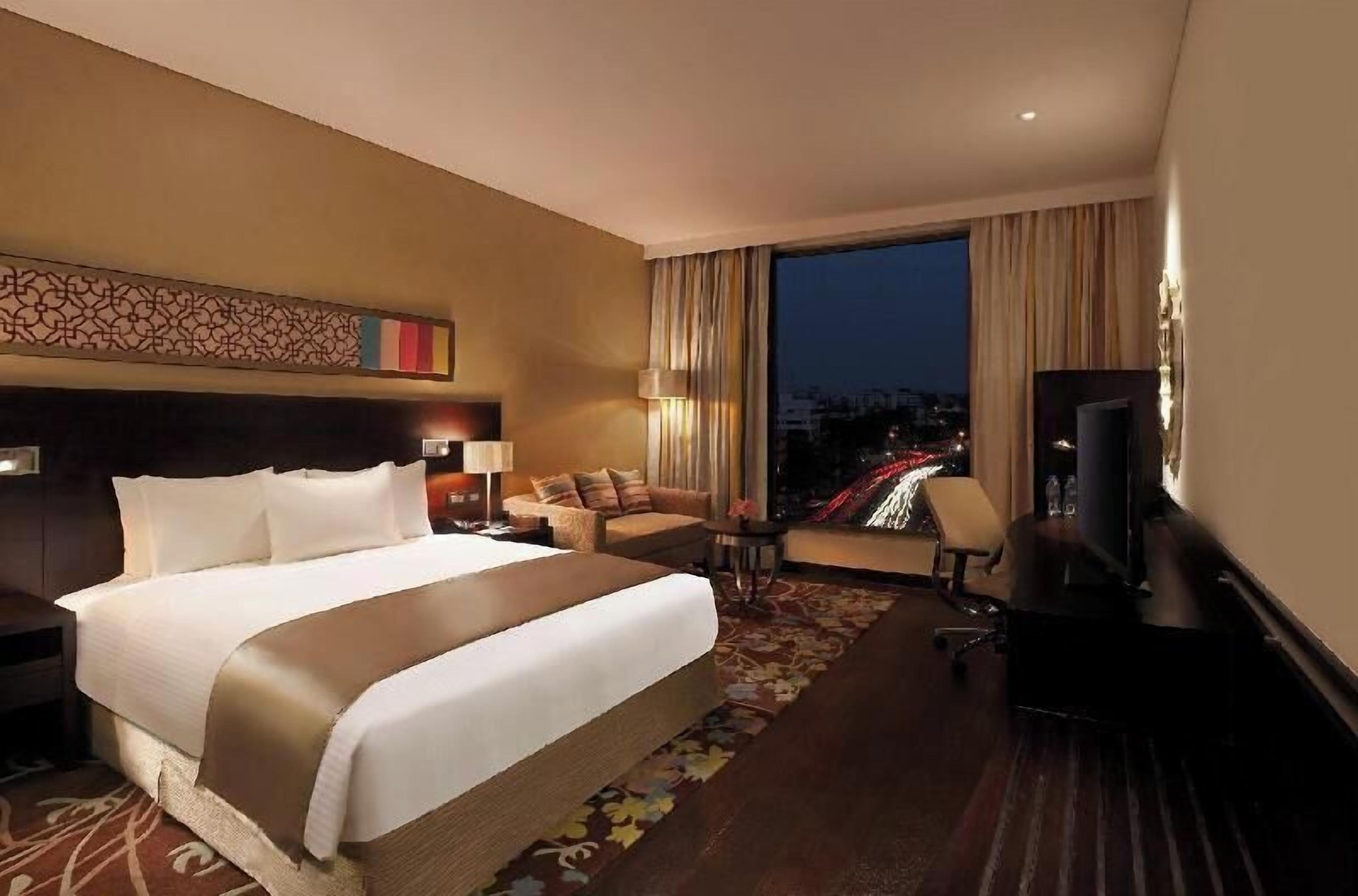 Roupas de cama premium, frigobar, cofres nos quartos