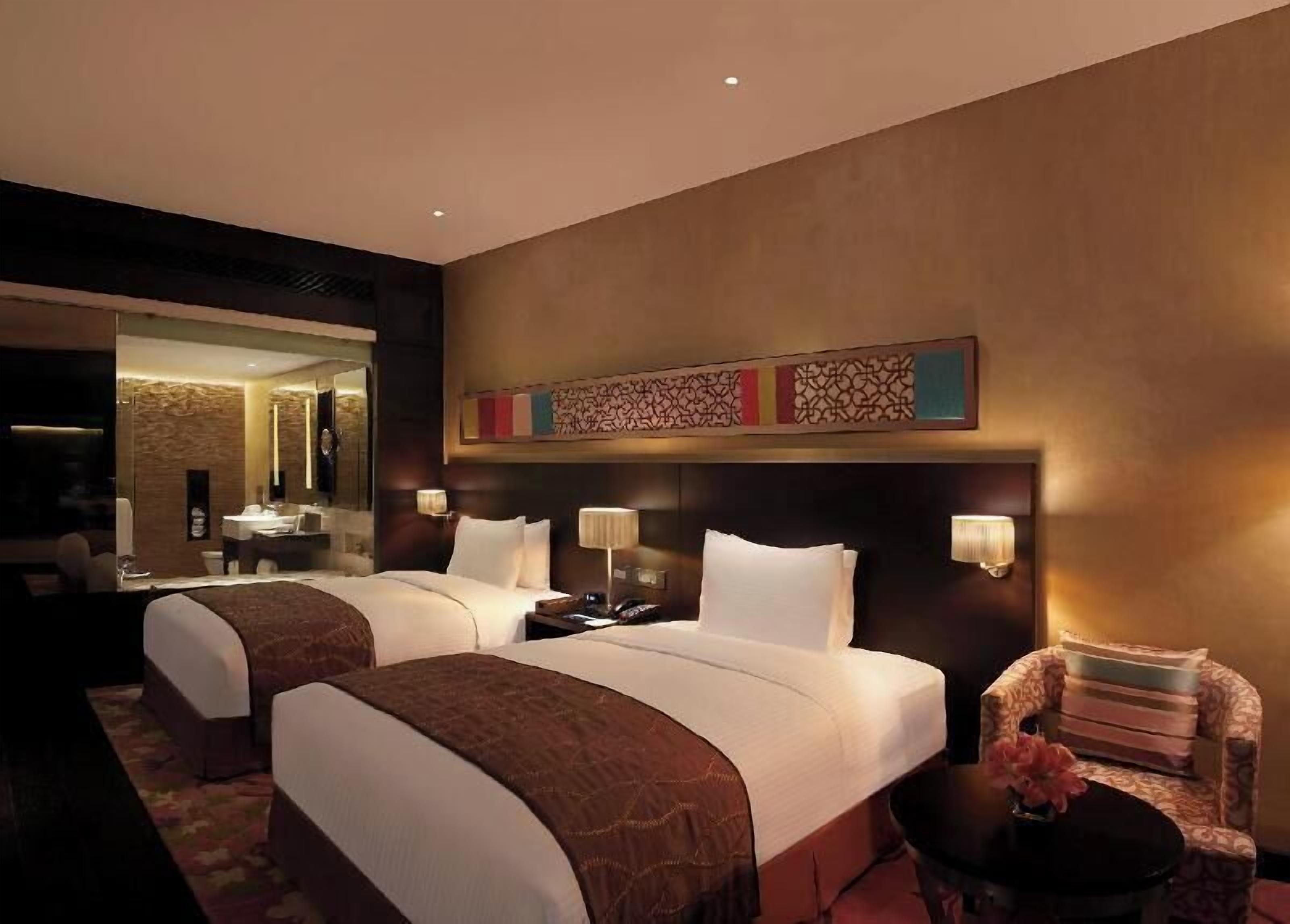 Roupas de cama premium, frigobar, cofres nos quartos