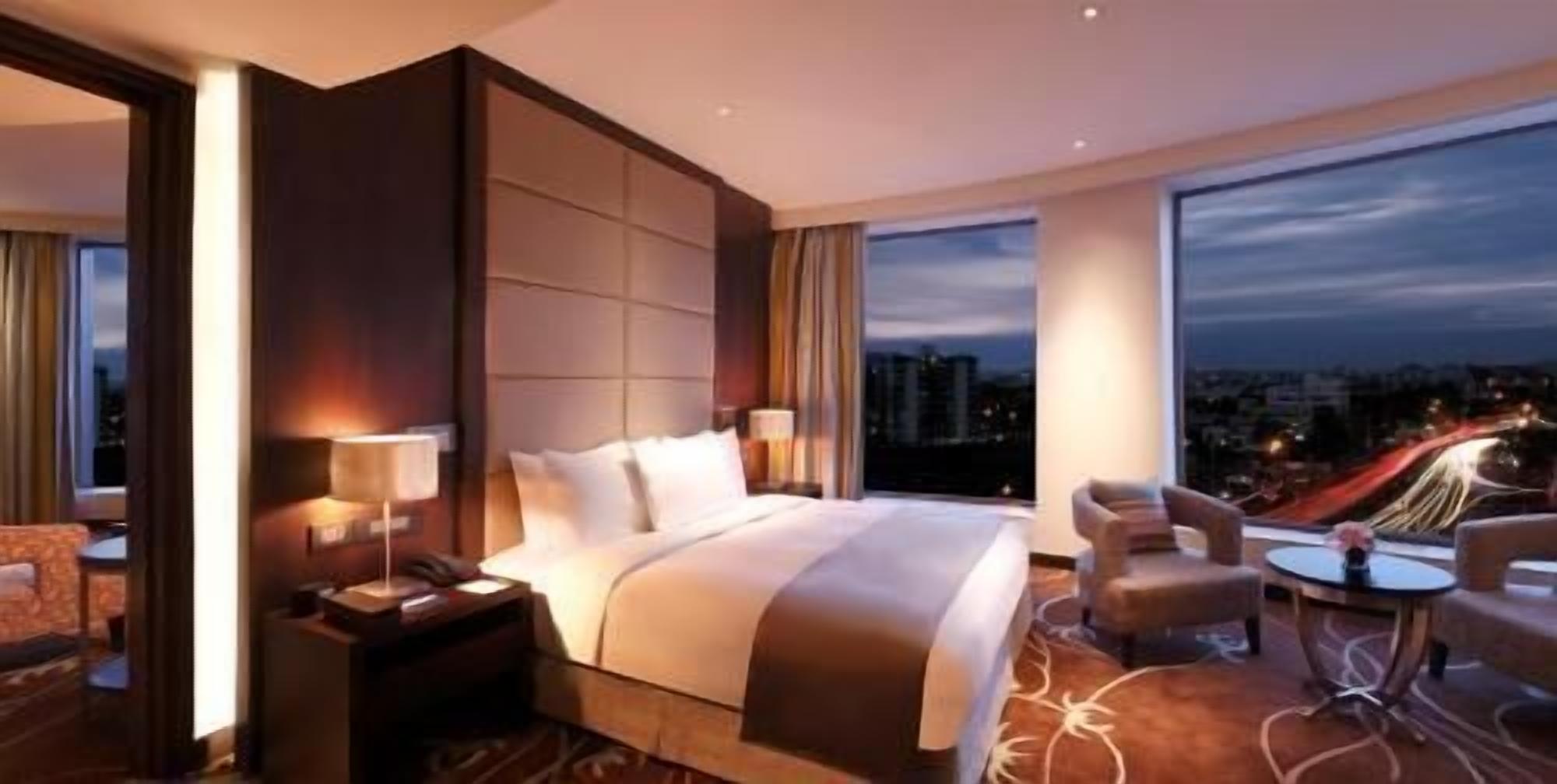 Roupas de cama premium, frigobar, cofres nos quartos