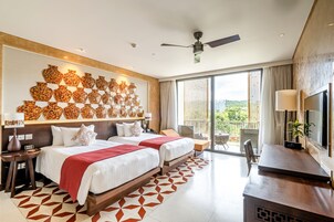 Quarto Deluxe, vista para a colina | Camas de colchão pillowtop, minibar, cofre no quarto, secretária 