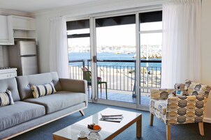 Apartamento, 1 quarto, vista parcial para o oceano | Sala | Smart TV