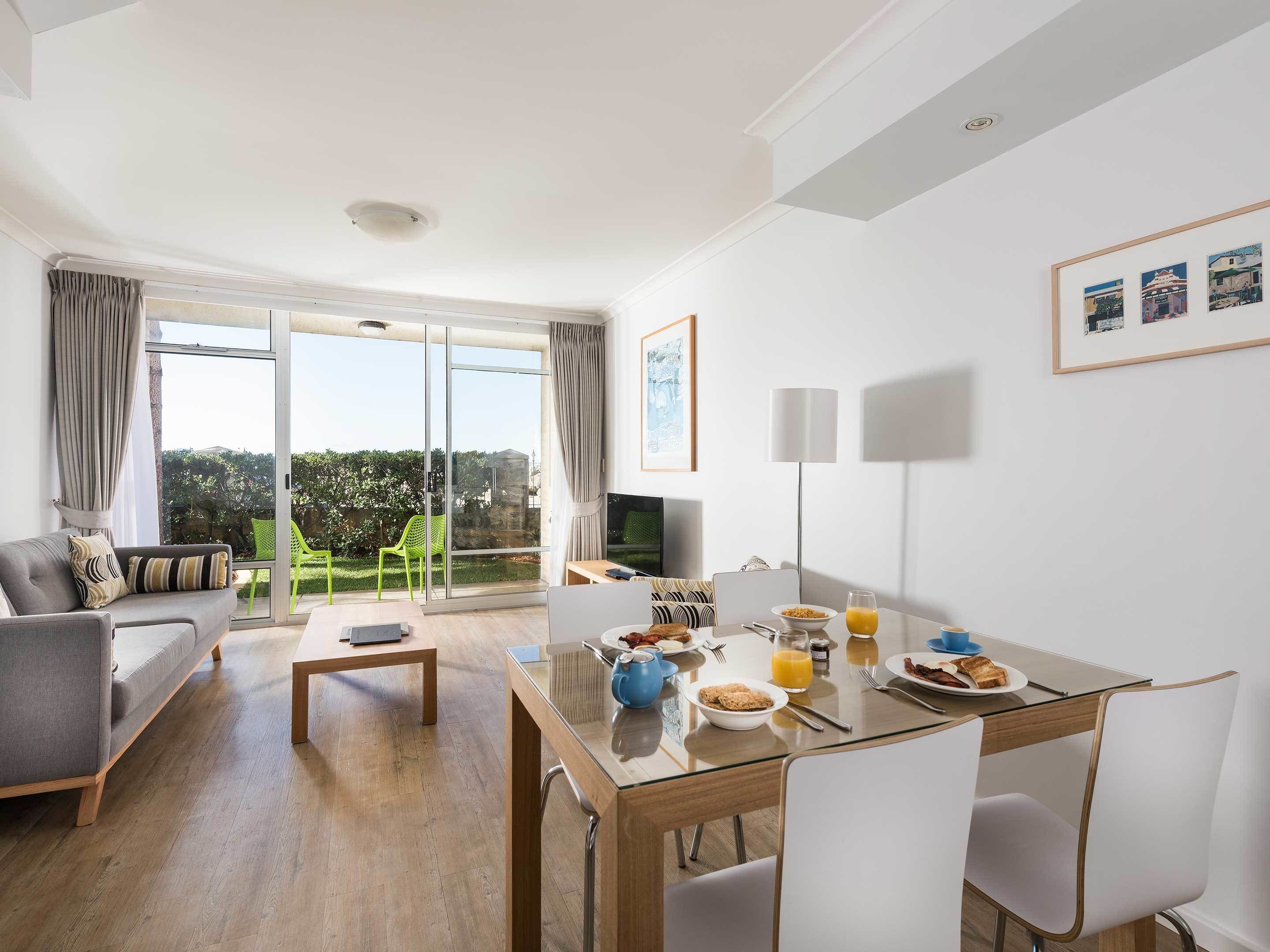 Apartamento, 2 quartos, 2 banheiros, vista para o porto | Área de estar | Smart TV