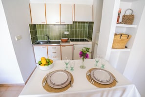 Estúdio (Air conditioning) | Cozinha privada | Um frigorífico/congelador grande, um micro-ondas, uma placa de cozinha 