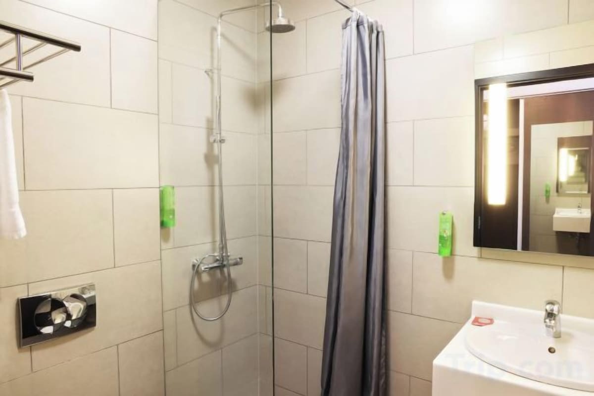 Chuveiro, secador de cabelo, toalhas de banho 