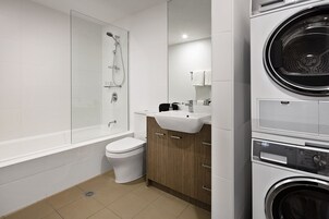 Apartamento, 2 quartos | Banheiro | Chuveiro, produtos de toalete grátis, secador de cabelo 