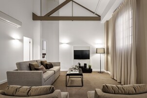 Apartamento, 2 quartos | Área de estar | TV de tela plana 43 polegadas com canais digitais, TV, Netflix