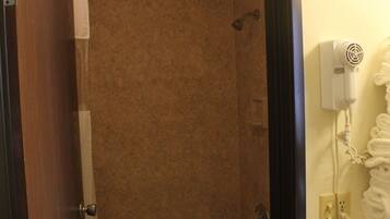 Uma combinação polibã/banheira, um secador de cabelo