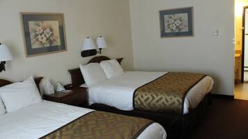 Quarto Standard, 2 camas queen-size, não fumadores | Secretária, secretária adequada para computadores portáteis