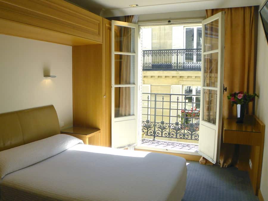 Quarto Clássico com Cama de Casal | Cofre no quarto, secretária, Wi-fi grátis, roupa de cama fornecida