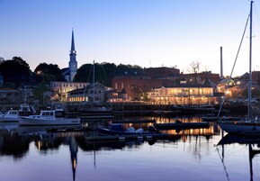 Fachada da propriedade à noite