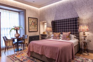 Quarto Duplo Deluxe | Minibar, cofre com capacidade para portátil, secretária 