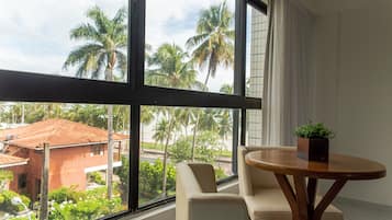 Quarto luxo, 1 cama de casal e sofá-cama, vista para o mar | Área de estar | TV LCD