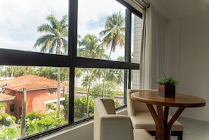 Quarto Deluxe, 1 cama de casal e sofá-cama, vista para o mar | Sala de estar | Televisor LCD