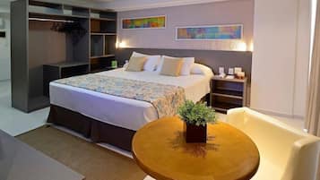 Frigobar, individualmente decorados, cortinas blackout