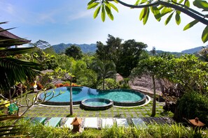 Piscina externa, guarda-sóis, espreguiçadeiras