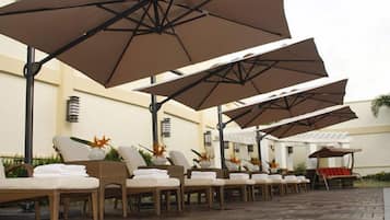 Terraço com espreguiçadeiras