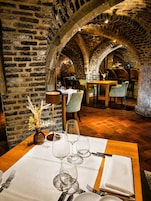 2 restaurantes: servem almoços e jantares