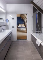 Quarto Premium | Roupa de alta qualidade, cofre no quarto, com decoração personalizada 