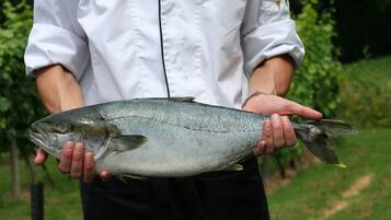Uma pessoa segurando um peixe.
