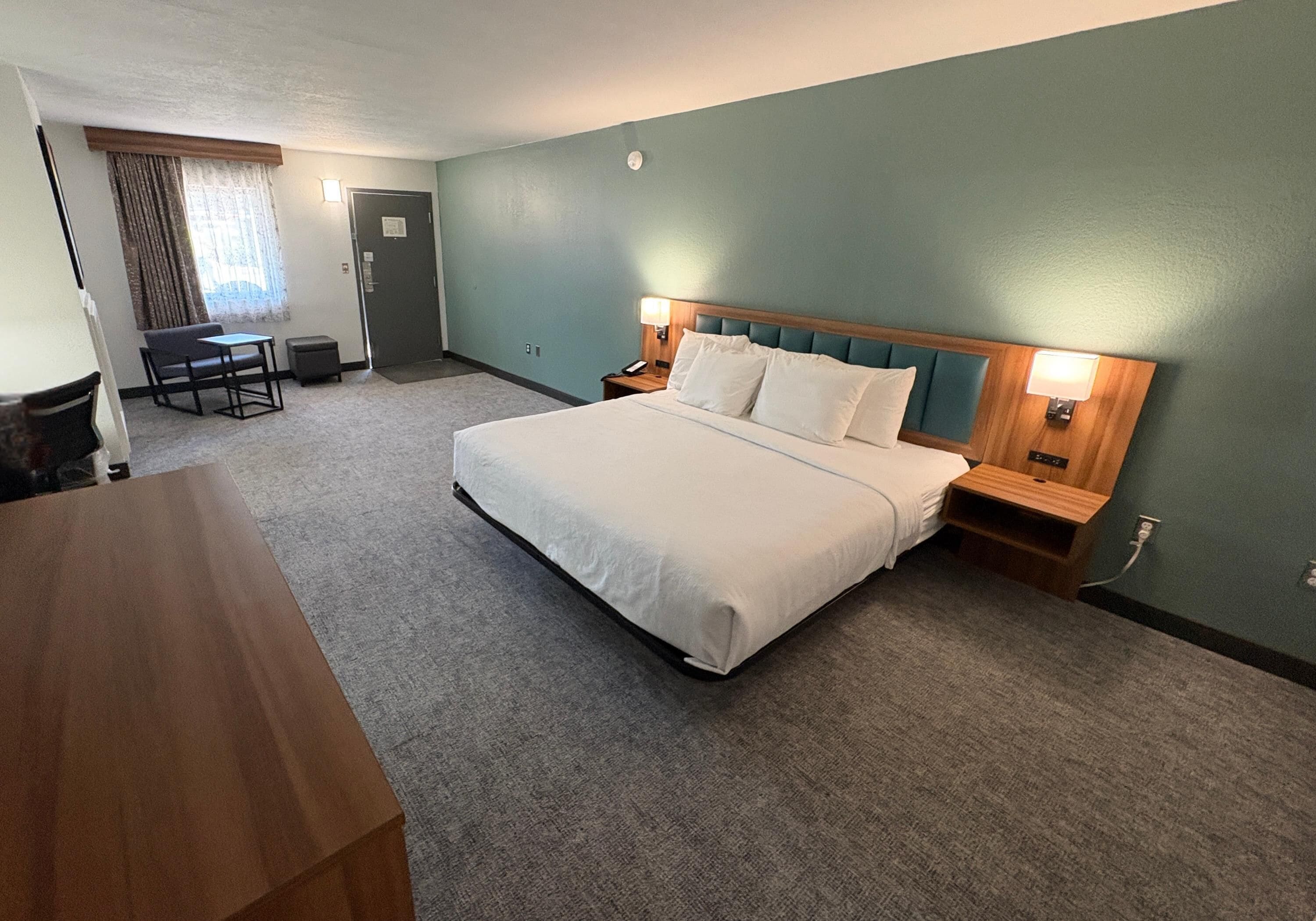 Quarto Standard, 1 cama king-size, acessível, não fumadores (Walk-in Shower) | Secretária, Wi-fi grátis, roupa de cama fornecida 