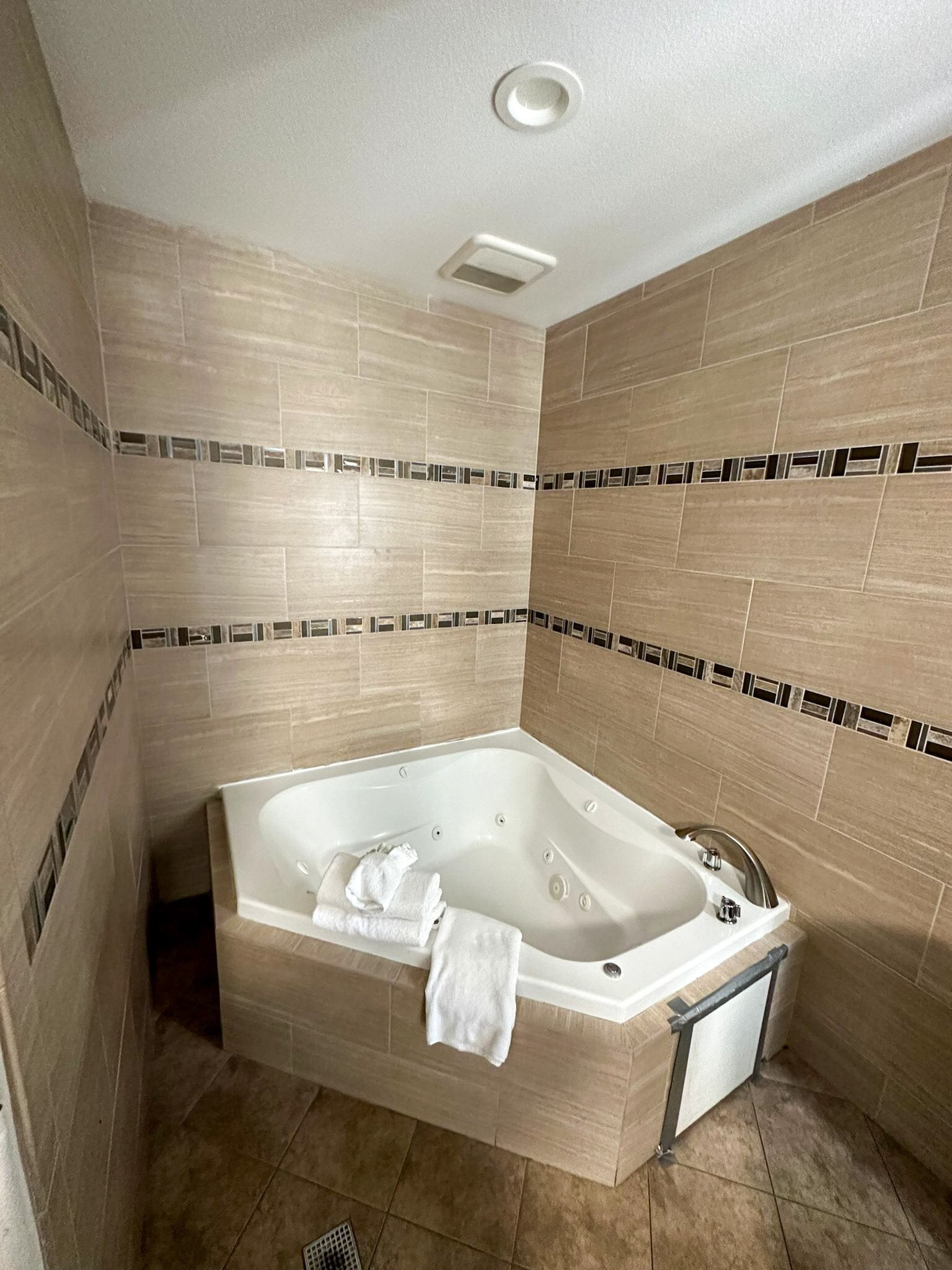 King Room with Spa Access | Banheiro | Banheira de hidromassagem, produtos de toalete grátis