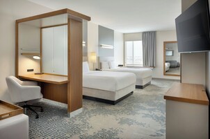 Suite, várias camas | Roupa de alta qualidade, camas de colchão pillowtop, minibar 