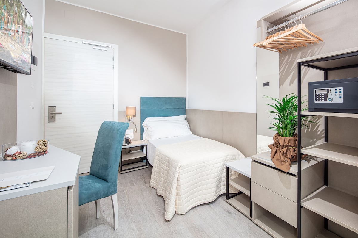 Quarto solteiro | Cofres nos quartos, escrivaninha, Wi-Fi de cortesia, roupa de cama