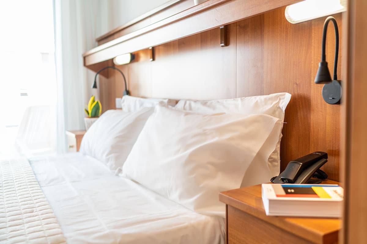 Cofres nos quartos, escrivaninha, Wi-Fi de cortesia, roupa de cama