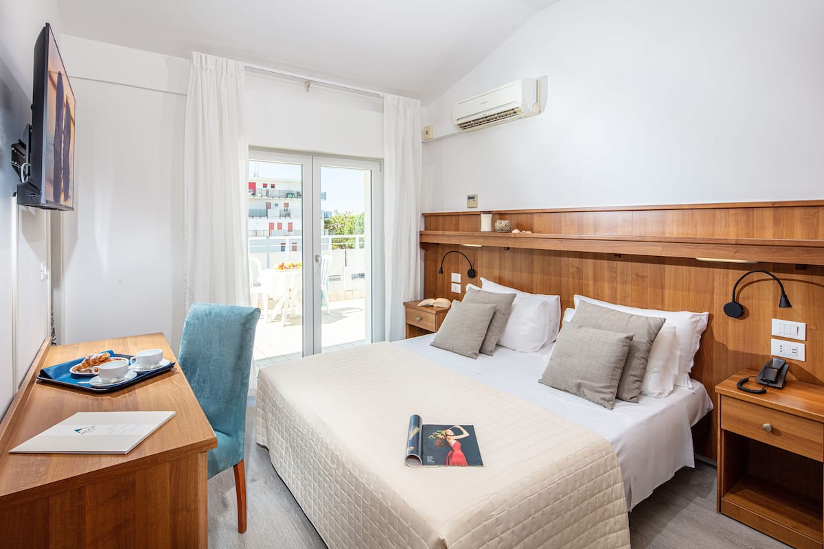 Cofres nos quartos, escrivaninha, Wi-Fi de cortesia, roupa de cama