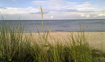 Na praia, praia de areia branca, toalhas de praia 