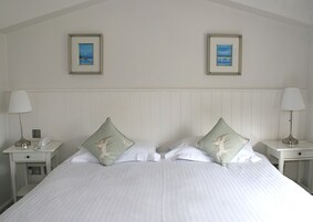 Quarto casal, 1 cama de casal | Escrivaninha, ferros/tábuas de passar roupa, Wi-Fi de cortesia