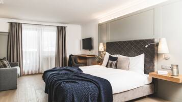 Apartamento, 2 quartos, vista para a montanha | Roupa hipoalergénica, minibar, cofre no quarto, secretária