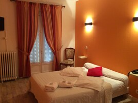 Quarto Duplo Superior | Roupa de alta qualidade, secretária, berços/camas para crianças grátis 