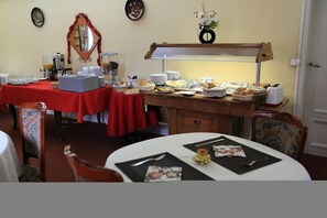 Pequeno-almoço (9 EUR por pessoa)