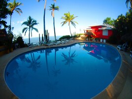 Piscina externa, espreguiçadeiras