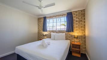 Apartamento, 2 quartos | Camas de colchão pillowtop, secretária