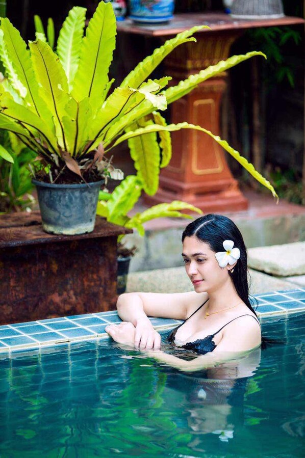 Piscina exterior, espreguiçadeiras