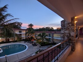 Piscina exterior, da(s) 10:00 à(s) 22:00, espreguiçadeiras 