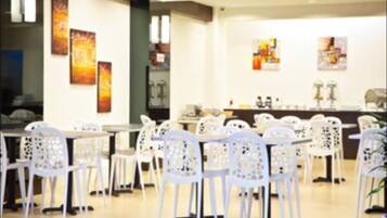 Café da manhã com buffet todos os dias (MYR 20 por pessoa)