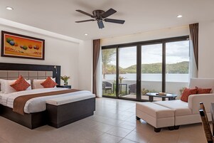 Quarto, 1 cama King (Waterfront) | Frigobar, cofres nos quartos