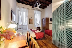 Quarto Duplo ou Twin Standard | Cofre no quarto, com decoração personalizada 