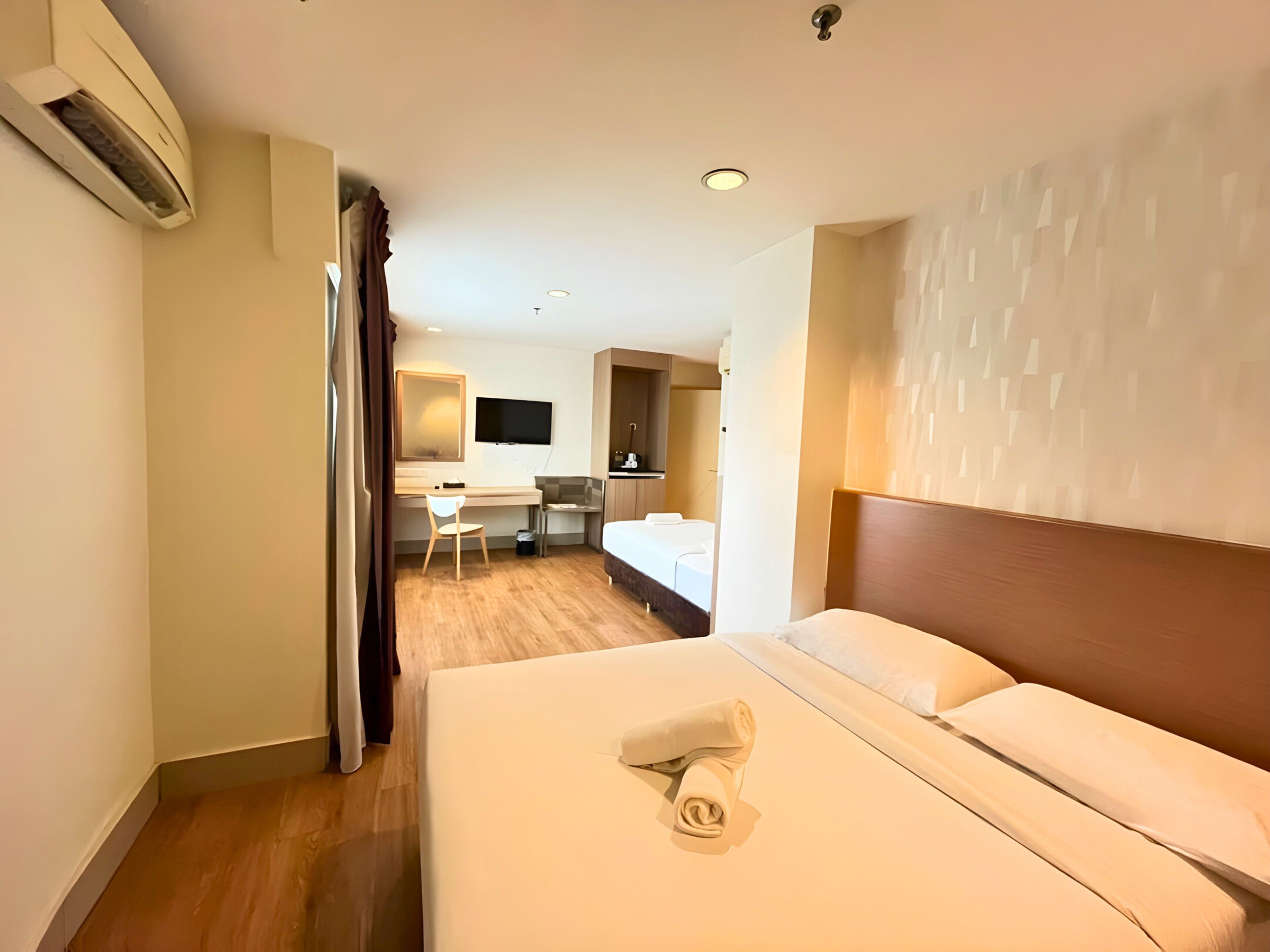 Minibar, cofre no quarto, secretária, quartos insonorizados 