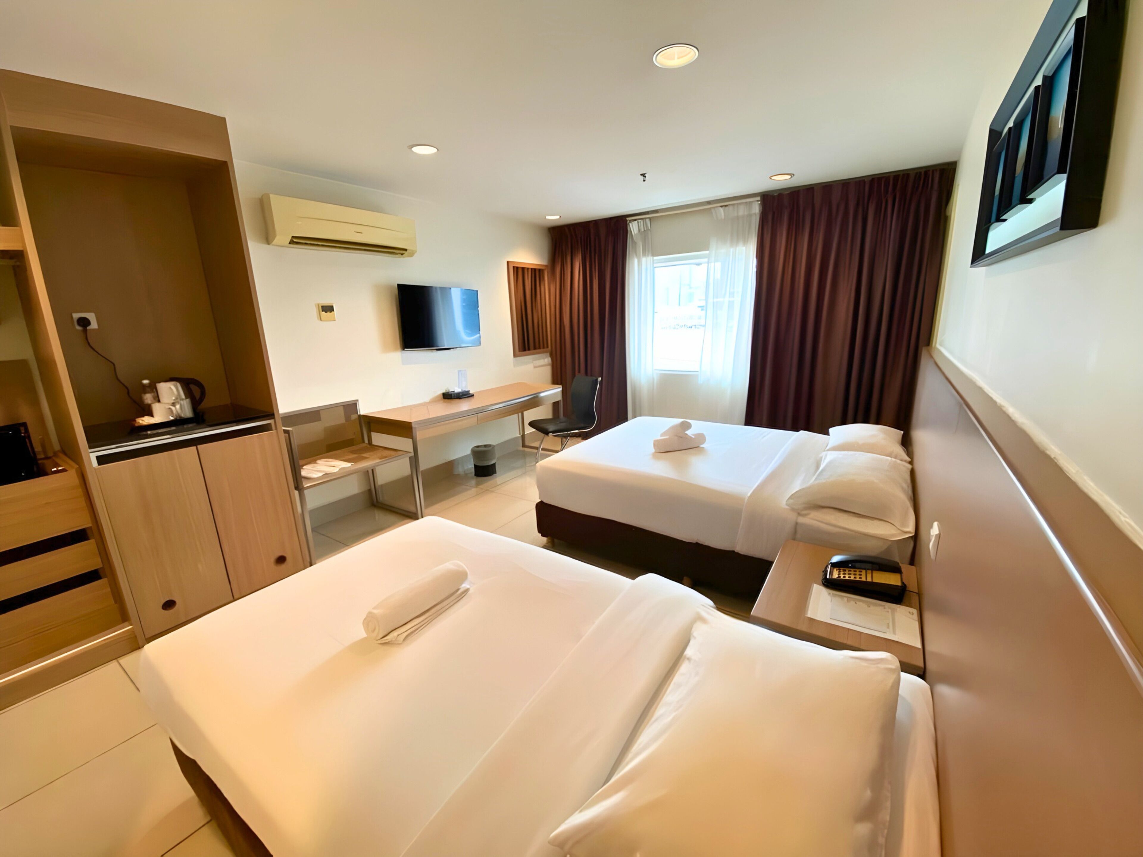 Minibar, cofre no quarto, secretária, quartos insonorizados 