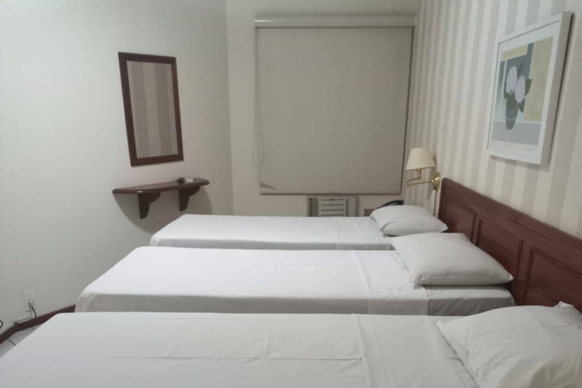 Minibar, secretária, Wi-fi grátis, roupa de cama fornecida 