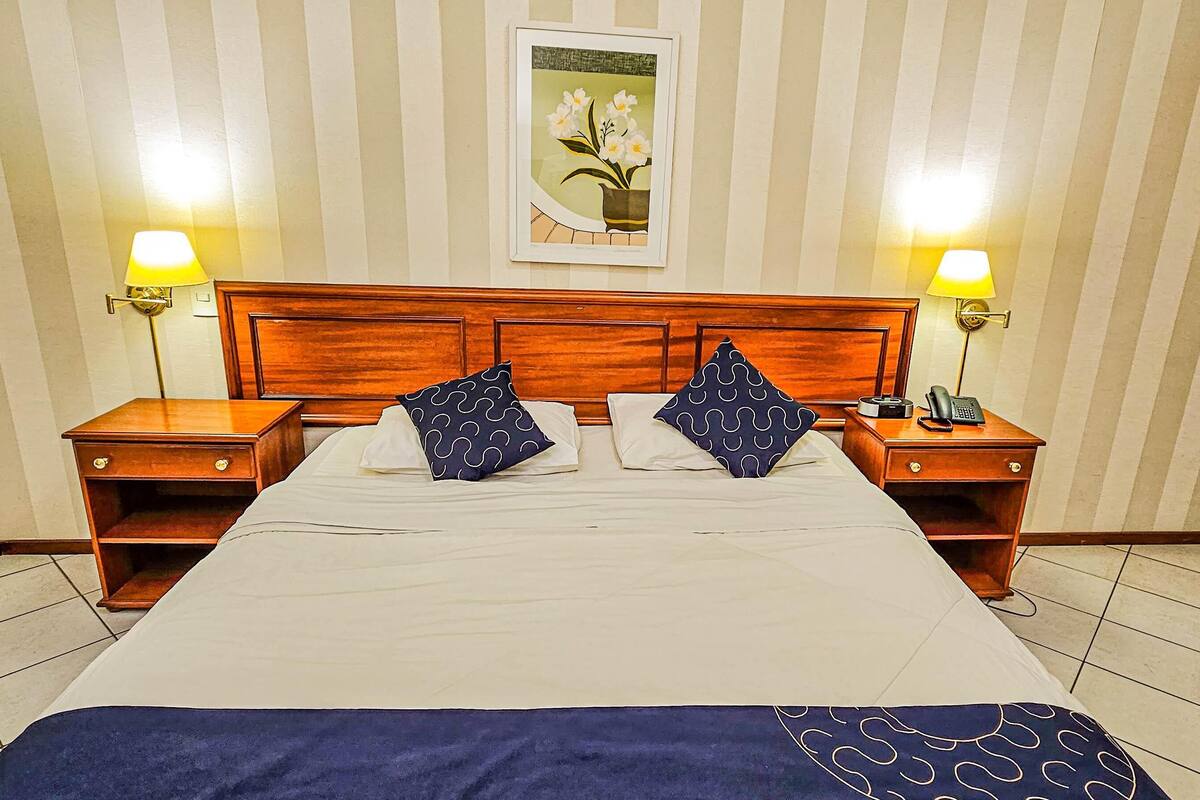 Minibar, secretária, Wi-fi grátis, roupa de cama fornecida 